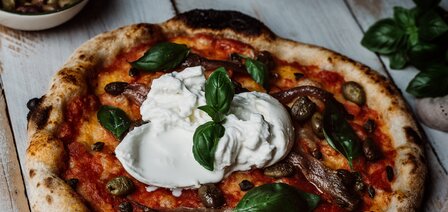 Pizza mit Kapern, Oliven und Sardellen